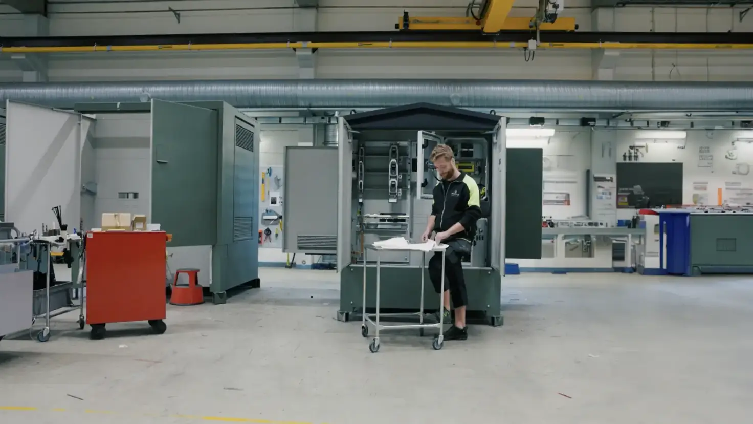 Följ med Karl en dag som elmontör på Holtab | Holtab